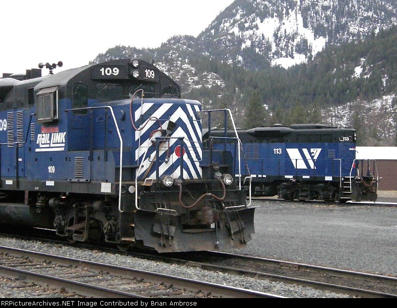 MRL GP9's 109 and 113